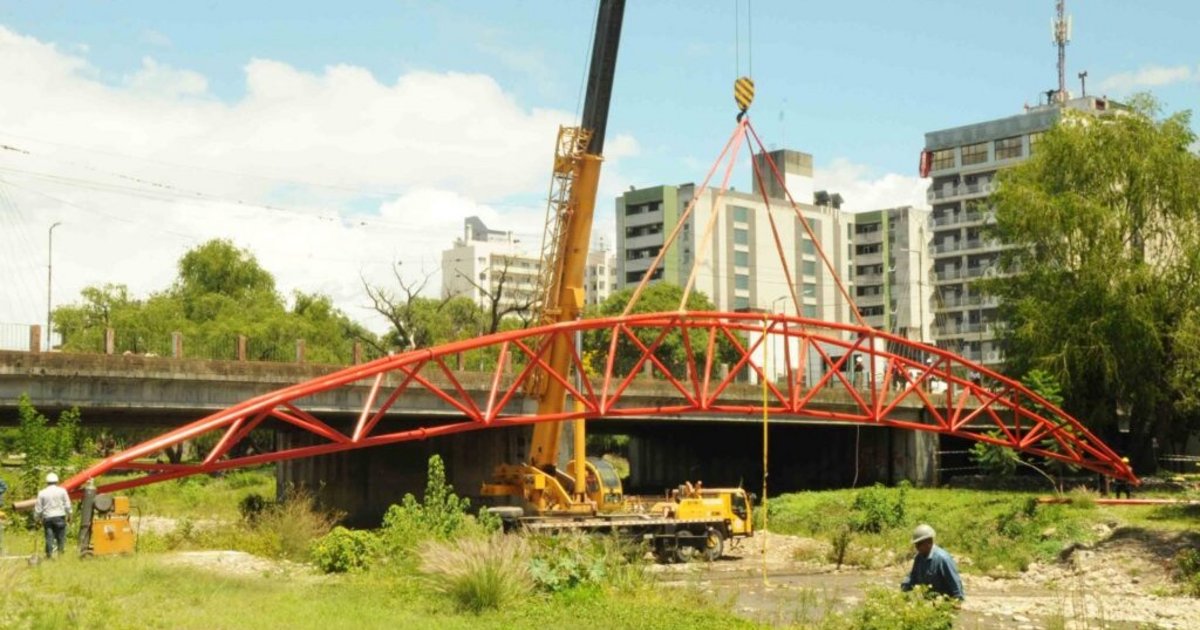Instalaron una nueva pasarela peatonal en el Parque Xibi Xibi