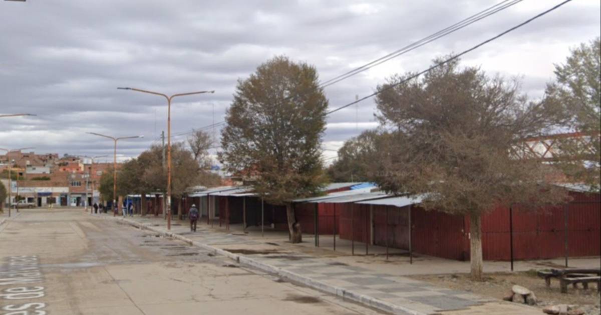 Robaron dinero y cinco anillos de plata de un puesto de venta