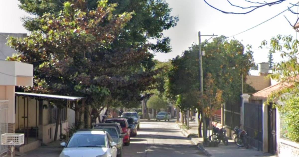 Una mujer estaba en la vereda y la asaltaron