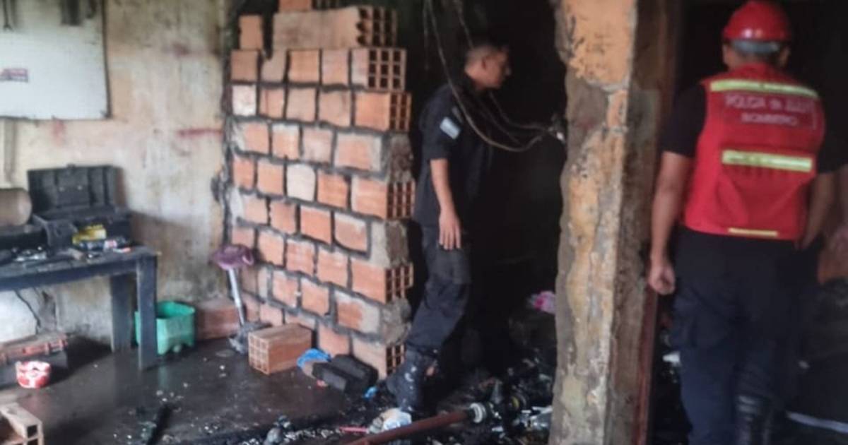 Policías salvaron a dos niños atrapados en un incendio