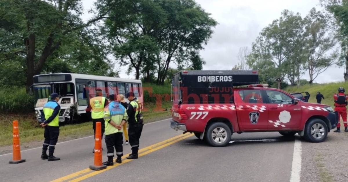 Fuerte choque entre un colectivo y un auto en El Carmen