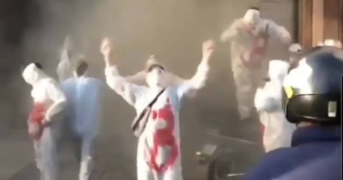 La barra de Racing fue a la sede de Independiente disfrazada de ...