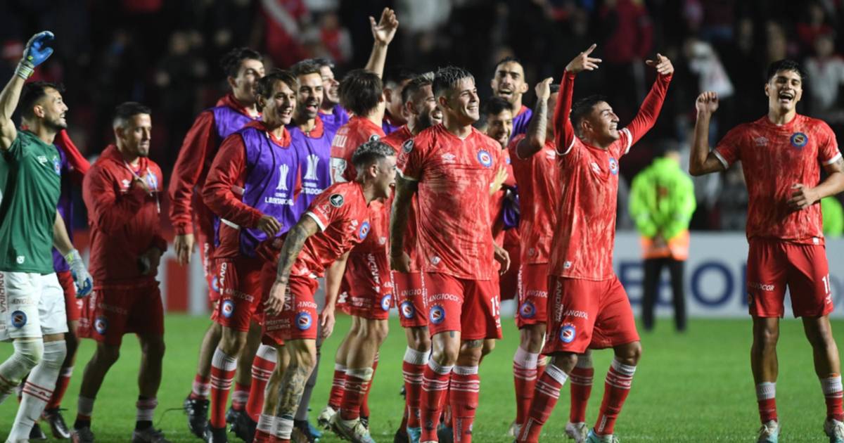 El "bicho colorado" de La Paternal, a octavos