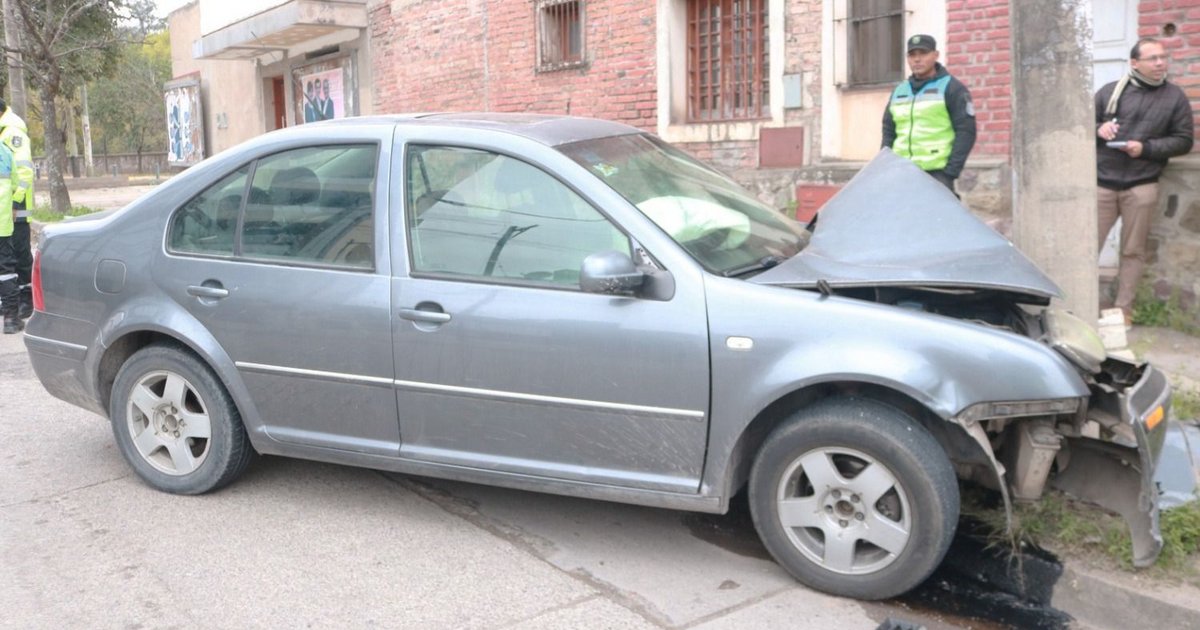 Perdió el control del auto y chocó un poste