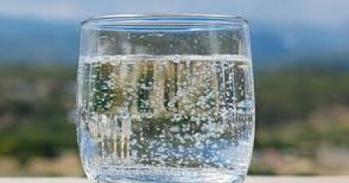 Agua con gas: cuándo es mejor tomarla y por qué