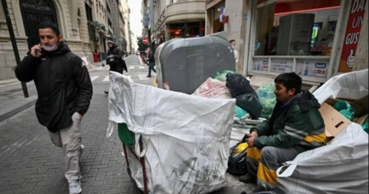 Más de la mitad de los argentinos es pobre y uno de cada cinco es ...
