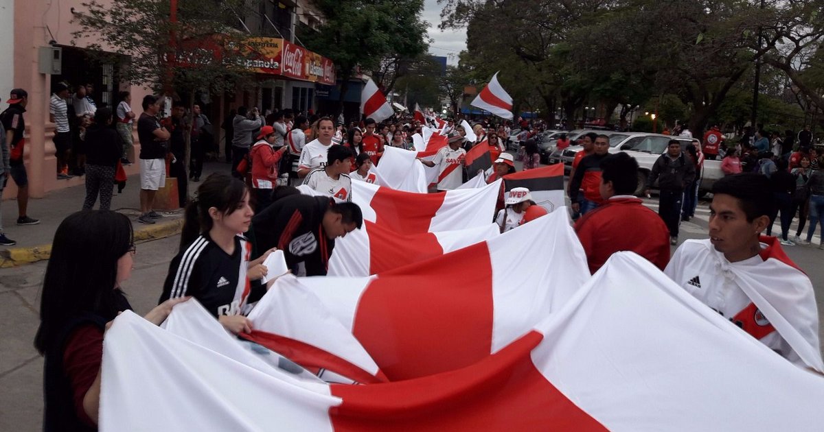Hinchas de River presentaron la bandera más larga del NOA