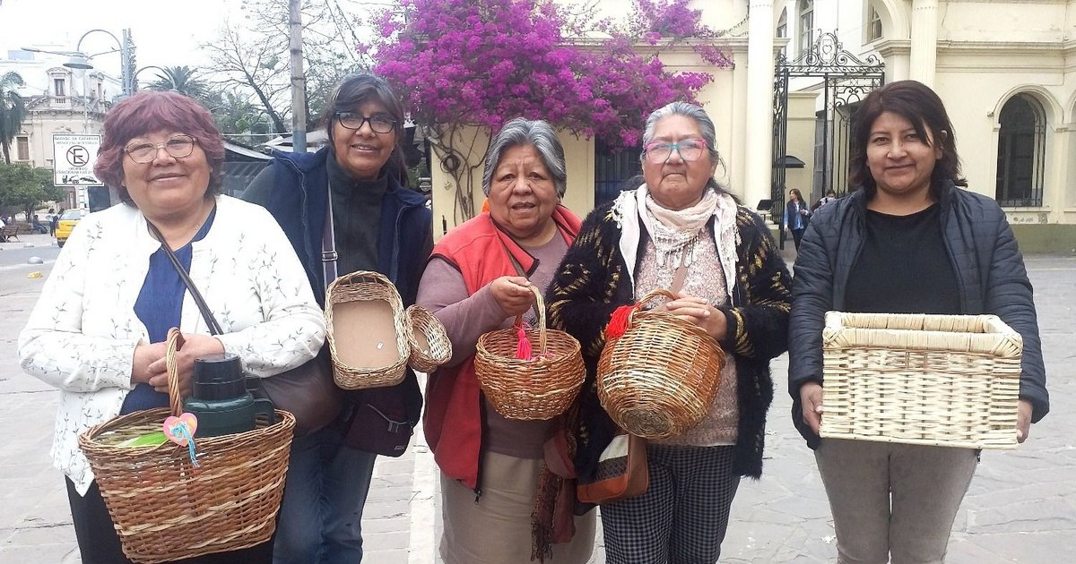 Revela los secretos del mimbre y los enseña con ahínco
