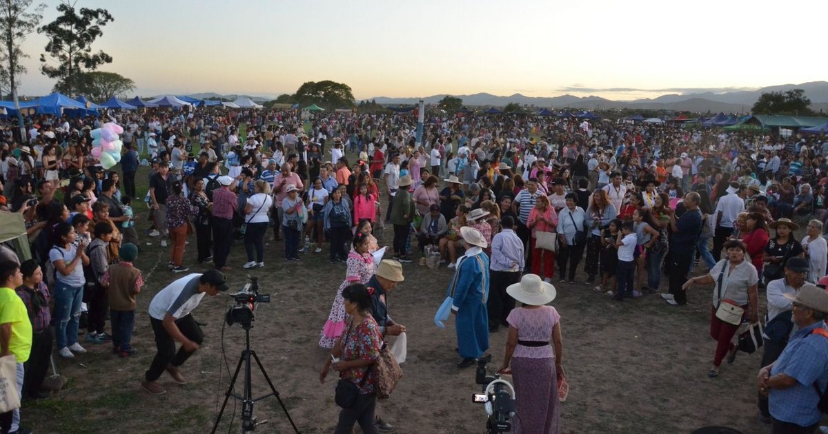 Una multitud en la mateada de la Tradición