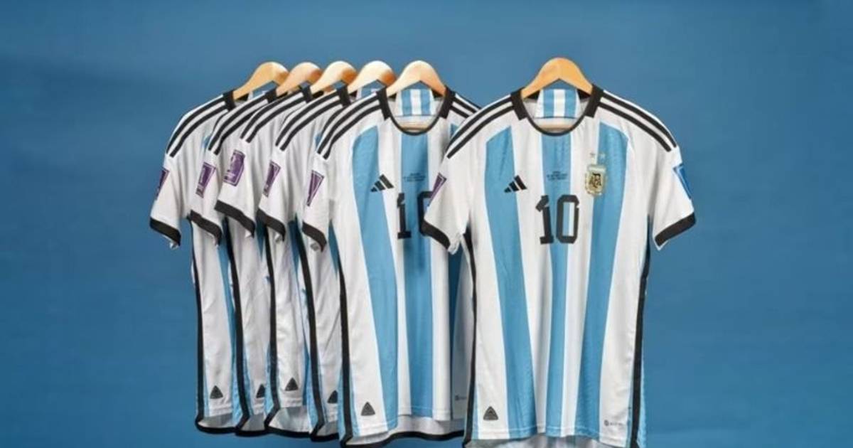 Se inició la subasta de seis camisetas que utilizó Lionel Messi en el Mundial de Qatar