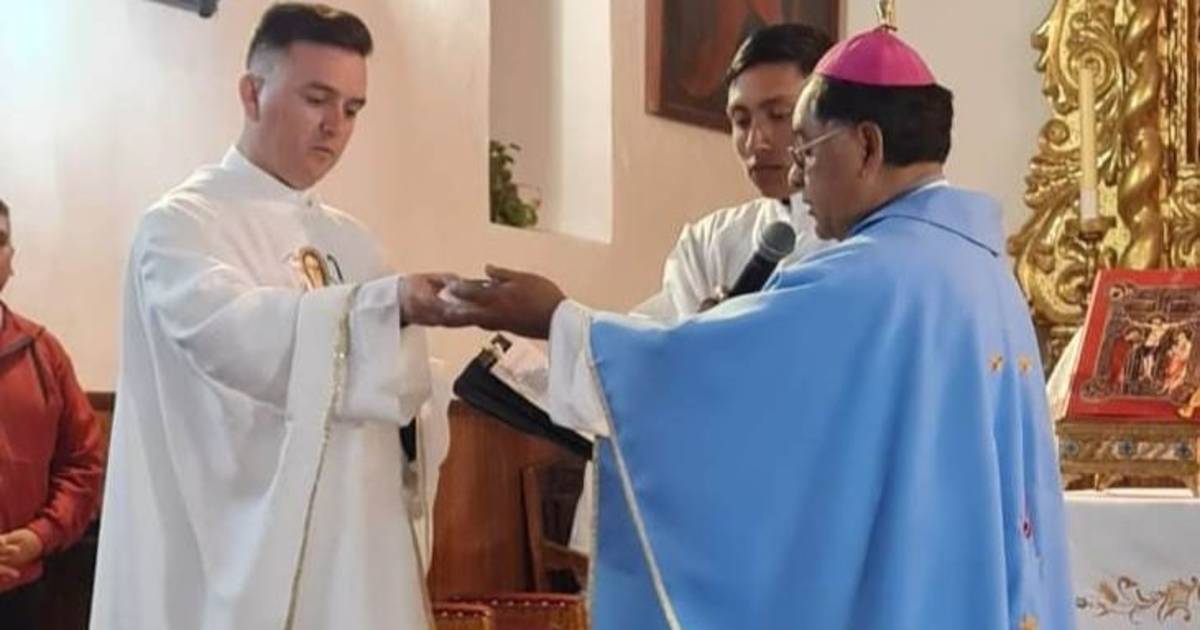 Padre David Bazán, al frente de la Catedral de Humahuaca